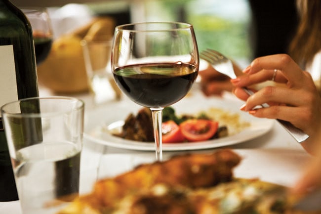 Beneficios de tomar una copa de vino tinto cada día - Más q Moda